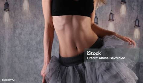 아름 다운 슬림 여자 몸 허리 스포츠 피트 니스 여자 춤 현대 발레 운동 중 발레 댄서에 대한 스톡 사진 및 기타 이미지 발레 댄서 복부 근육 가냘픈 Istock