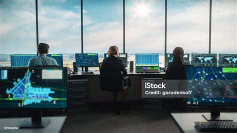 현대 공항 타워에서 일하는 다양한 항공 교통 관제 팀 사무실 방은 네비게이션 화면 컨트롤러에 대한 비행기 비행 레이더 데이터와 데스크톱 컴퓨터 디스플레이의 전체입니다 항공