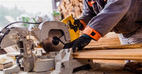 알아볼 수없는 목수의 손이 일하고 있습니다 원형 톱을 사용하여 주택 건설을 위한 나무 판자를 자르는 남자 사진 Unsplash의 노동 이미지
