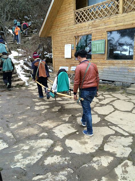 滑竿轿子金顶轿子滑竿轿夫坐山轿滑竿大山谷图库