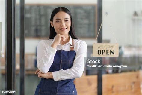 젊은 아시아 여성 직원이 음식과 음료 개념을 여는 표지판을 들고 가게 앞에 서 있습니다 Fashion Show에 대한 스톡 사진 및 기타 이미지 Fashion Show