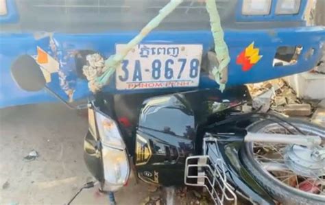 រថយន្តធុនធំដឹកលូមួយគ្រឿងបើកបរ មកដល់ផ្លូវបំបែកជាបួន