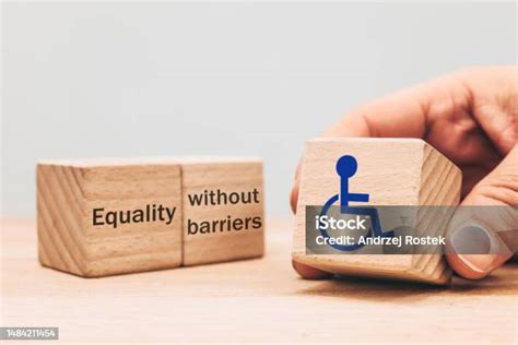 신체 장애인을 위한 촉진 이동 시 이동 지원 치료 작업 시설 장애인의 창의성 및 자신감 개념에 대한 스톡 사진 및 기타 이미지 Istock