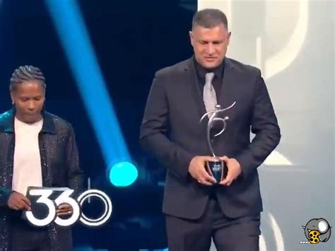 اهدای جایزه بازی جوانمردانه توسط علی دایی فیلو