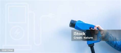 전기 자동차 충전 소 전원 케이블 펌프 플러그는 케이블로 연료 기술을 충전하여 배터리에 전원을 공급합니다 에코 그린 에너지 하이브리드 차량 미래 충전기 스테이션에 하이브리드