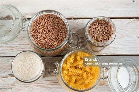 밝은 배경에 나무 테이블에 유리 항아리에 작물 의 다양한 클로즈업 채식주의와 균형 잡힌 식단의 개념 쌀 주식에 대한 스톡 사진 및 기타 이미지 Istock