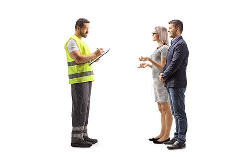 반사 조끼를 입은 노동자가 부부와 이야기하는 전체 길이 프로필 샷 25 29세에 대한 스톡 사진 및 기타 이미지 25 29세 30 34세 건설 현장 Istock