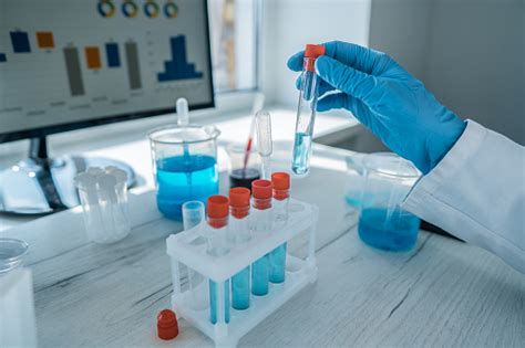 사진은 잠재적인 건강 및 환경 위험을 식별하기 위해 실험실에서 화합물을 분석하는 화학자를 보여줍니다 작용 약물의 메커니즘과 그 상호 작용을 이해하기위한 연구 18 19세에