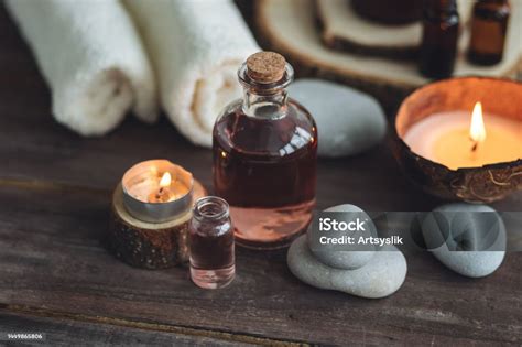 천연 에센셜 유기농 오일 발리 스파 뷰티 트리트먼트 휴식 시간의 개념 휴식 즐거움의 분위기 양초 수건 어두운 나무 배경 대체 동양 의학 0명에 대한 스톡 사진 및 기타