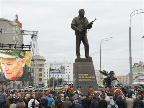 скульптор Салават Щербаков пояснил что использованный при создании памятника Калашникова