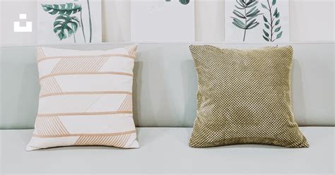 그 위에 베개 3개가 있는 흰색 소파 사진 Unsplash의 무료 인테리어 장식 이미지