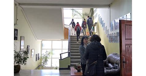 Режат извинени отсъствия в гимназията за малките 15 дни с бележка от мама остават