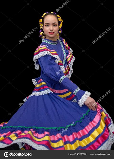 Mujer Latina Vestida Con Vestido Jalisco México Escaramuza Púrpura Con — Foto De Stock