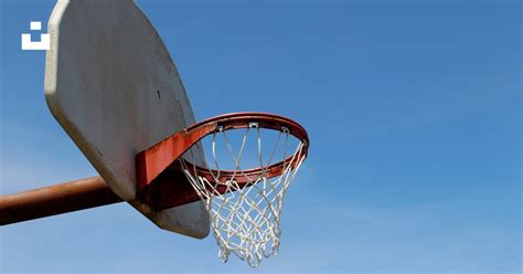 농구 골대 가장자리를 통과하는 농구공 사진 Unsplash의 무료 피렌체 이미지