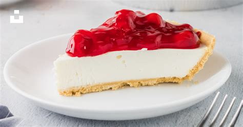 흰색 세라믹 접시에 빨간색과 흰색 케이크 사진 Unsplash의 무료 디저트 이미지