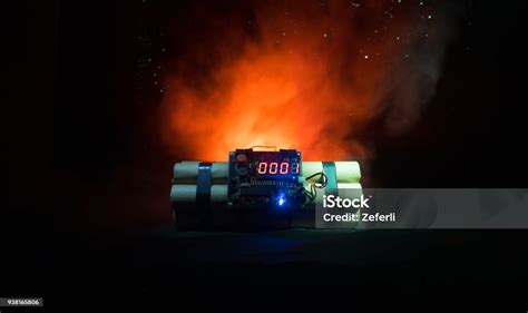 어두운 배경에 시 한 폭탄의 이미지입니다 어둠을 통해 빛나는 샤프트 빛에 조명 하는 폭발을 카운트 다운 타이머 개념에 대한 스톡 사진 및 기타 이미지 Istock