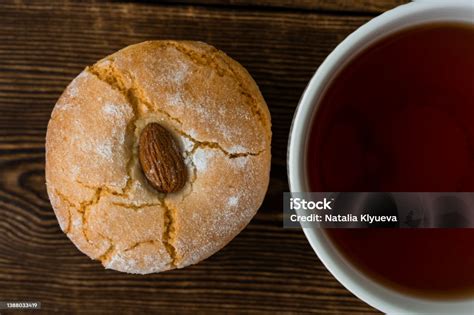 글루텐 프리 이탈리아 쿠키와 차 한 잔 아몬드 쿠키와 차 한 잔 시칠리아 전통 아몬드 비스킷 비스코티 디 만델라 시칠리아니 위쪽