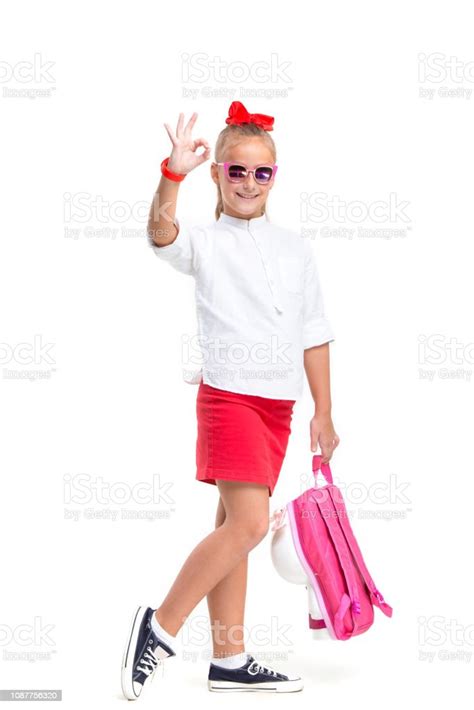 세련 된 선글라스 카메라 보고 웃 고 있는 귀여운 작은 꼬마의 전체 길이 초상화 가방에 대한 스톡 사진 및 기타 이미지 가방 교육 귀여운 Istock