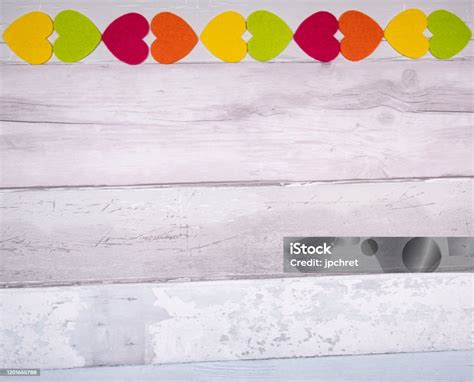 오래된 쪽모이 세공 마루 바닥을 닮은 오래된 나무 판자의 배경에 다채로운 펠트 마음 일반적으로 발렌타인 데이와 사랑의 개념 2월에 대한 스톡 사진 및 기타 이미지 Istock