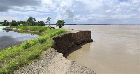 ဟင်္သာတမြို့နယ်၊ ဖောင်ဆိပ်ရွာအနီးက ရေကာတာပြိုလာသဖြင့် အိမ်များပြောင်းရွှေ့
