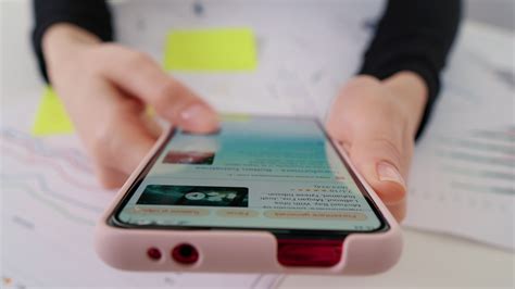 Scrolling On Smartphone Screen Online Search 16631403 Stock Video At Vecteezy