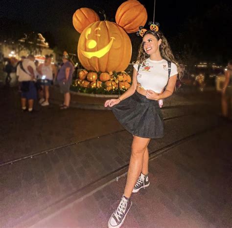 So Hot… R Hotgirlsatdisneyland