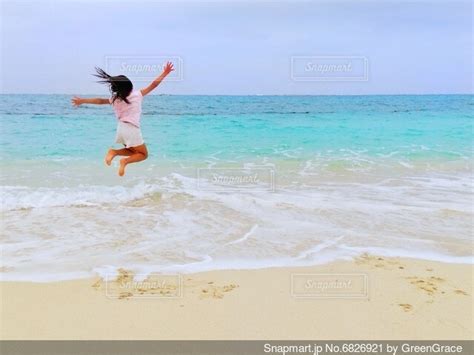 海でジャンプをする女の子の写真・画像素材 Snapmart（スナップマート）