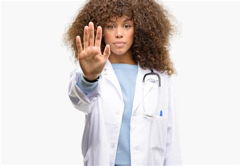 아프리카계 미국인 의사 여자 손으로 정지 신호를 만드는 나쁜 태도로 짜증 일 의료 전문가 말 아니 어쩌면 추진 보안 방위 또는 제한 표현 건강관리와 의술에 대한 스톡 사진