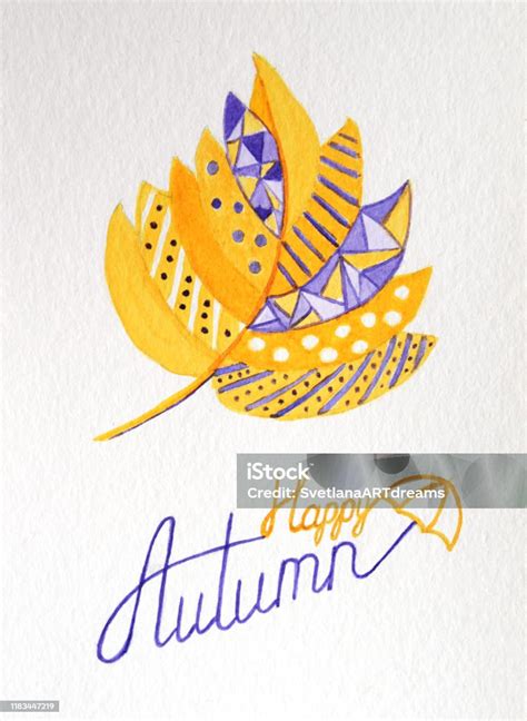 수채화 엠보싱 종이에 행복한 가을 인사말 카드입니다 오렌지와 보라색 밝은 색상 가을 잎 손으로 그린 글자와 흰색 배경에 고립 된 우산 아이콘 텍스트가 있는 포스터 개념입니다