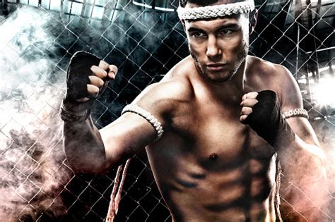 권투 케이지에서 싸우는 스포츠맨 무에타이 복서 조명과 연기와 배경입니다 공간을 복사합니다 스포츠 개념입니다 건강한 생활방식에 대한 스톡 사진 및 기타 이미지 Istock