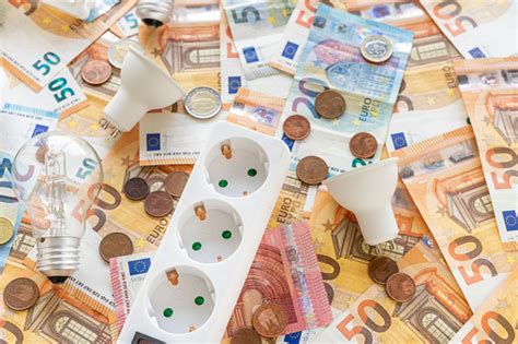 유로 지폐와 동전의 배경에 전구와 전기 소켓의 다양한 유형 0명에 대한 스톡 사진 및 기타 이미지 0명 가격 경제