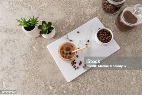 커피 라떼 흰색 대리석 보드에 캔 형태의 현대 유리에 우유가 들어간 모카와 콘크리트로 만든 테이블 트렌드 음료 상단보기 아이스 커피에 대한 스톡 사진 및 기타 이미지