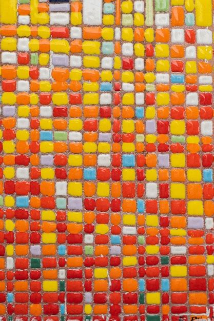타일의 추상 세라믹 배경 이탈리아 전통 패턴 수제 공예 그림 사각형 노란색과 빨간색 프리미엄 사진