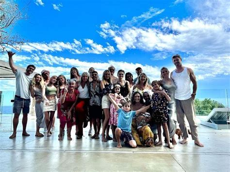 Chris Hemsworth Reunites With Brothers Liam Luke For Christmas