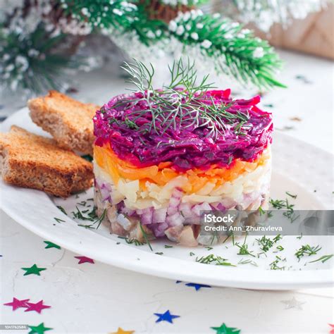 전통적인 새 해의 샐러드 청 어 모피 코트에서 러시아 선택적 초점 마요네즈에 대한 스톡 사진 및 기타 이미지 마요네즈 크리스마스 감자 요리 Istock