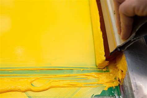 의류 공장에서 세리그래피 실크 스크린 인쇄 과정 프레임 스퀴지 및 플라스티솔 색상 페인트 실크 스크린에 대한 스톡 사진 및 기타 이미지 Istock