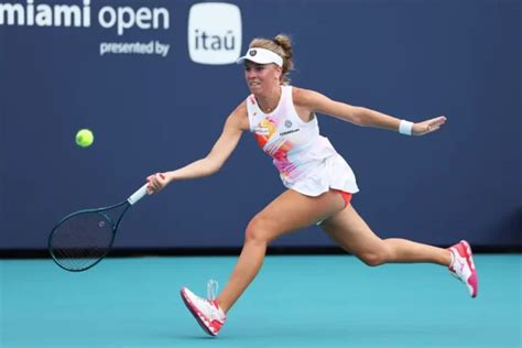 مدل شدن لباس زیر توسط تنیسور معروف زن غوغا به پا کرد عکس