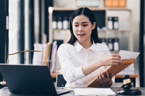 사무실에서 일하는 변호사 사무실에서 계약이나 문서를 가지고 하는 아시아 변호사 법률 법률 서비스 조언 정의 및 부동산 개념 개념에 대한 스톡 사진 및 기타 이미지 Istock