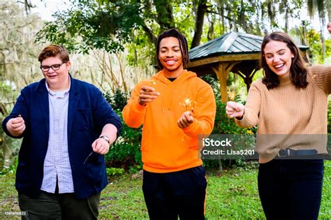 재미 행복 다양한 젊은 그룹 의 세대 Z 친구 야외 웃음과 불꽃 놀이 스파클러와 함께 놀고 18 19세에 대한 스톡 사진 및 기타 이미지 18 19세 20 24세