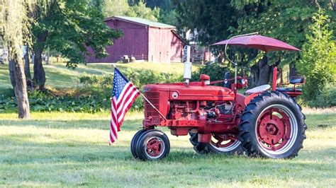 미국 국기가 있는 밝은 빨간색 농장 트랙터 잔디 애국 빨간색 흰색 및 파란색에 주차 7월 4일에 대한 스톡 사진 및 기타 이미지 7월 4일 풍경 농장 Istock