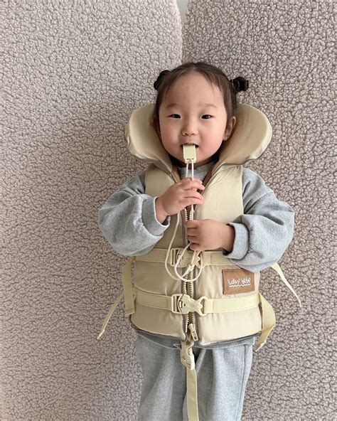 하샤맘 𓍯 다빈 아기랑여행 육아템리뷰 릴스 공구중 라비베베구명조끼 🦺🔥 슬슬 봄나들이 가면서 물놀이하러 많이들 다니실것 같아서 준비한 프로 여행러 엄마의