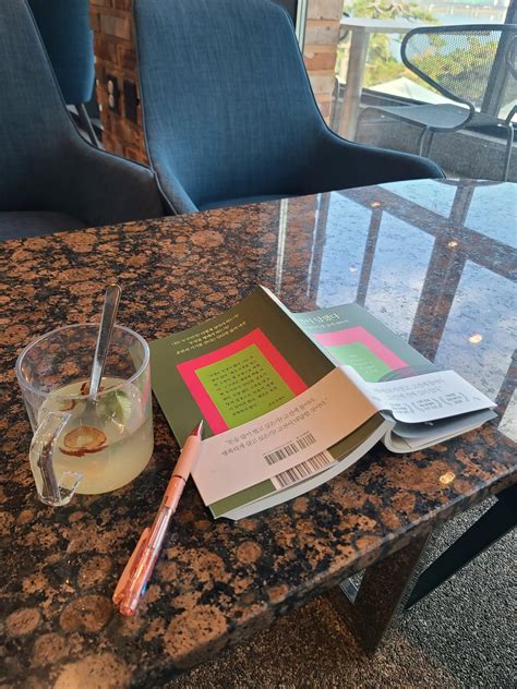 독서를 하는 시간은 일부러 스케줄에서 빼놓고 있는데 이번에 선택한 책은 고명환 님의 고전이 답했다 마땅히 살아야 할 삶에 대하여 📖 어떻게 살아야 하는가 나는