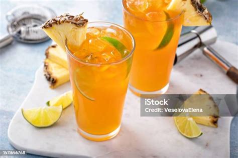 라임 슬라이스가 들어간 파인애플 럼 칵테일 상쾌한 여름 칵테일 그레나딘즈에 대한 스톡 사진 및 기타 이미지 그레나딘즈 칵테일 파인애플 Istock