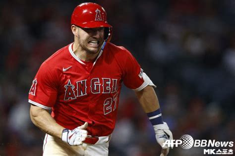 마이크 트라웃 무릎 연골 파열로 수술 시즌 내 돌아온다