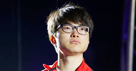 롤챔스 결승 관객석 바라보는 페이커 이상혁