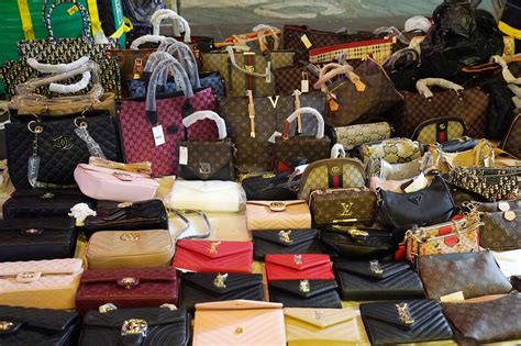 Dozens Of Fake Designer Purse Vendors Selling Knock Offs To Nyc Holiday