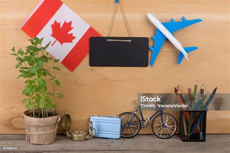 여행 시간 개념빈 칠판 캐나다 비행기 모델 작은 자전거와 가방 나무 배경 나침반의 국기 개념에 대한 스톡 사진 및 기타 이미지 Istock