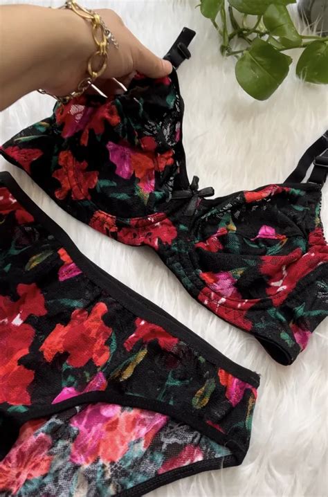 ست شورت و سوتین دانتل مشکی گل دار