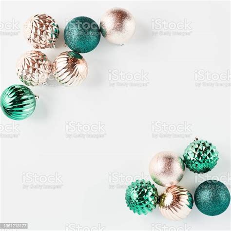 공의 형태로 장식으로 만든 사각형 크리스마스 프레임 녹색과 금색 크리스마스 장식 텍스트 공간 플랫 레이 0명에 대한 스톡 사진 및 기타 이미지 Istock