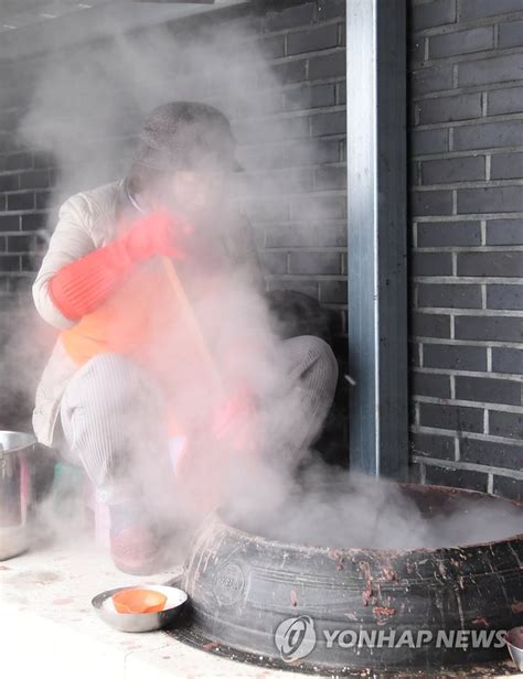 동지 팥죽 쑤는 신도 연합뉴스
